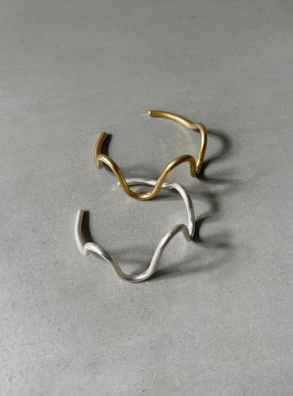 Nuance Wave Bangle – JUEMI